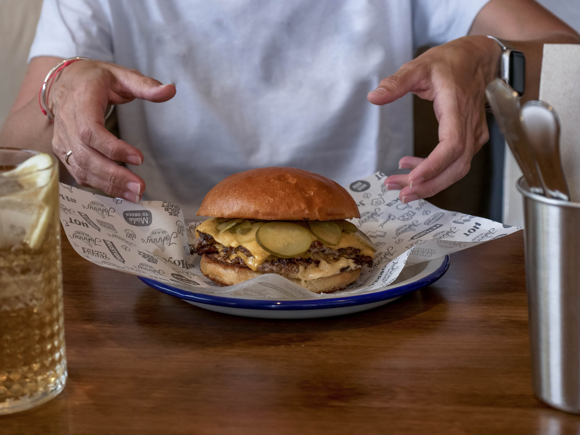 Johnny's Bar – Burgers y platos auténticos